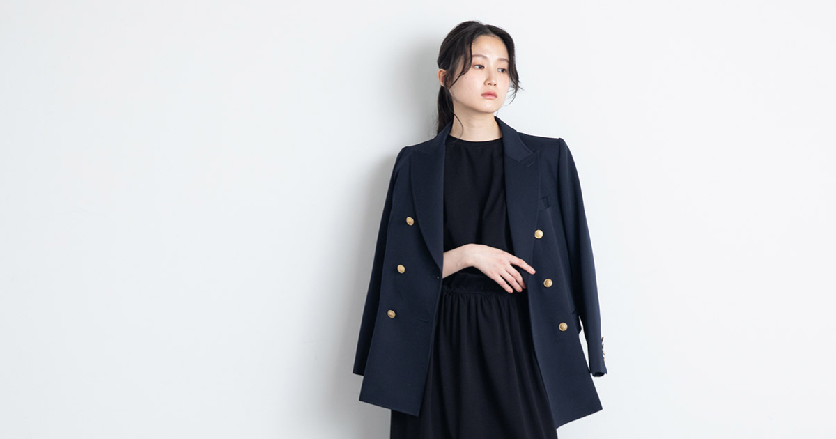 01 日常から離れて、ちょっとお出かけを - 二の腕を気にせずに SLOANE、夏の2枚の ノースリーブワンピース - weeksdays