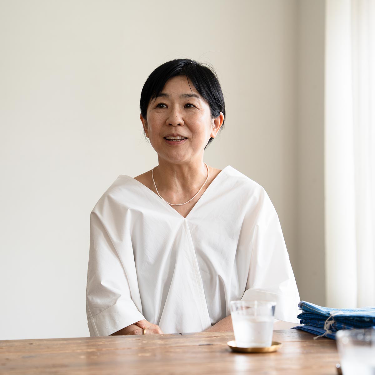 02 ボックスシルエットのひみつ - 首と背中をきれいに見せる miiThaaiiのコットンVネックトップ - weeksdays