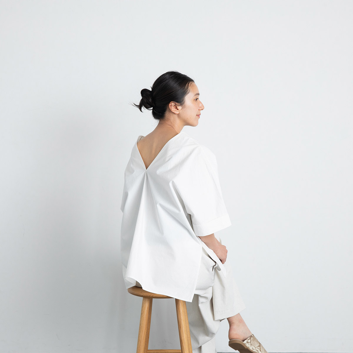 コットンのVネックトップ - miiThaaii - weeksdays