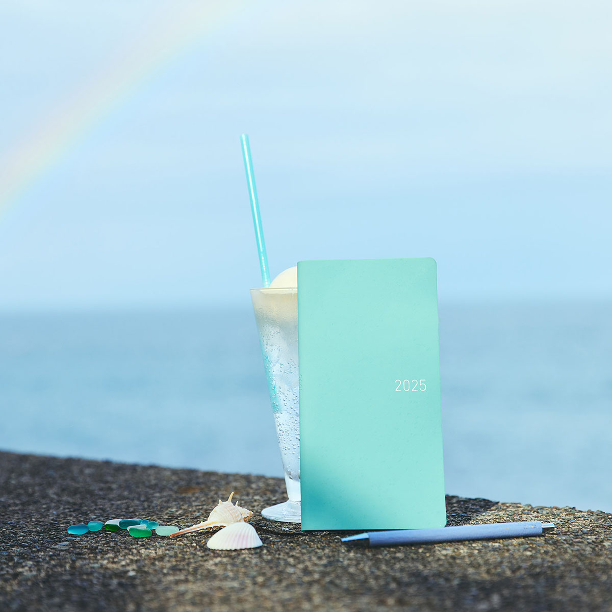 スムース / バニラソーダ [weeks/週間レフト/日本語版・英語版/1月・4月/月曜はじまり] - 手帳ラインナップ - ほぼ日手帳 2025